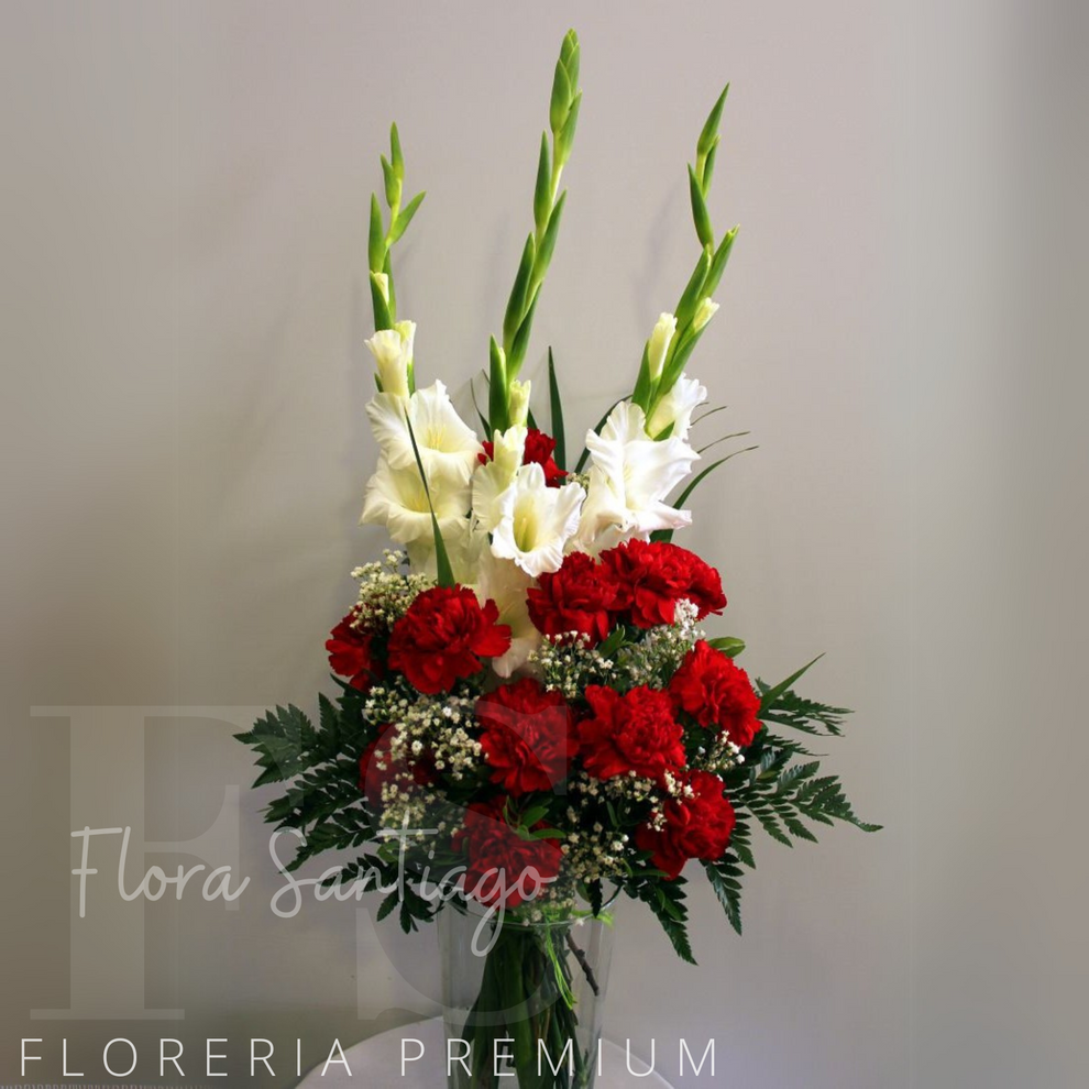 Florero de 12 rosas rojas y 5 varas de gladiolo blanco – Flores a domicilio